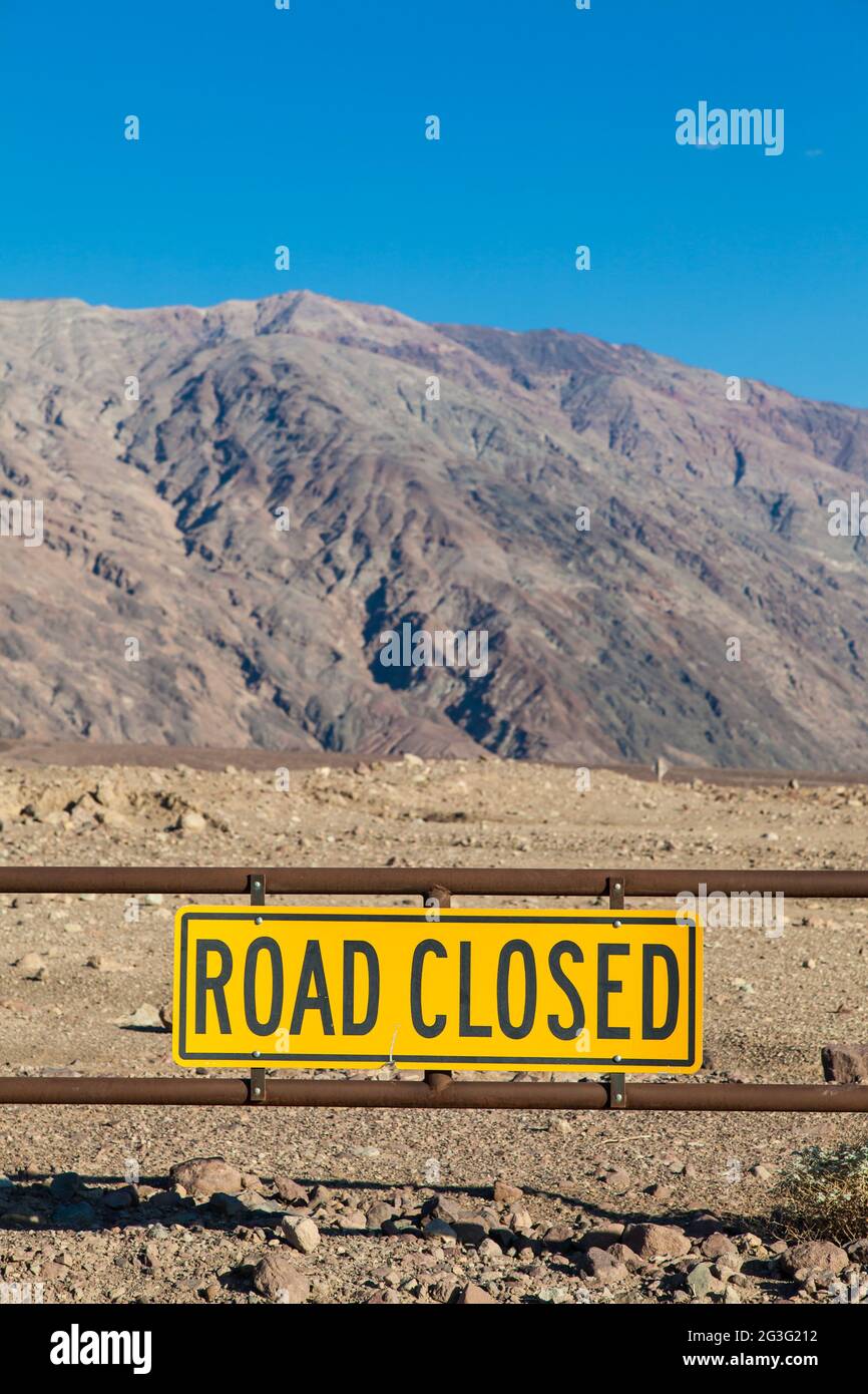 Car park closed warning sign hi-res stock photography and images - Alamy