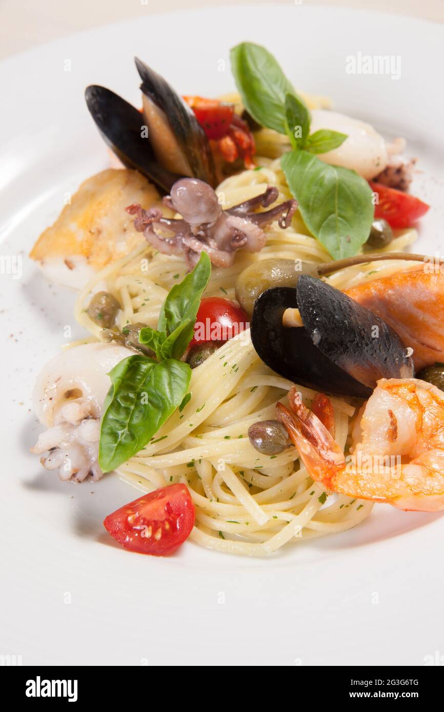 Shell pasta salad hi-res stock photography and images - Alamy