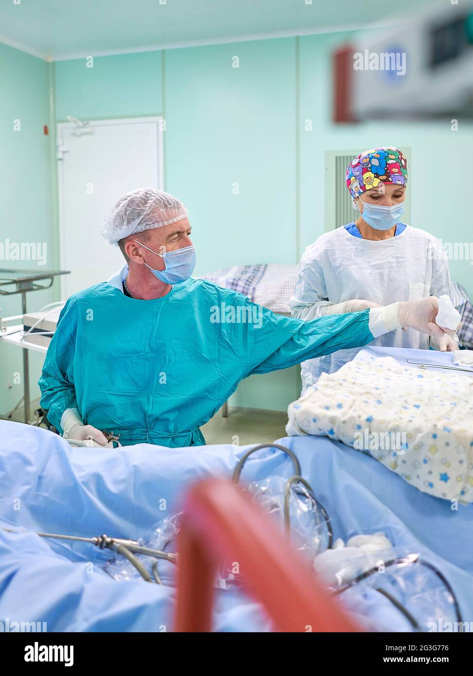 surgeon performs kidney surgery Stock Photo - Alamy