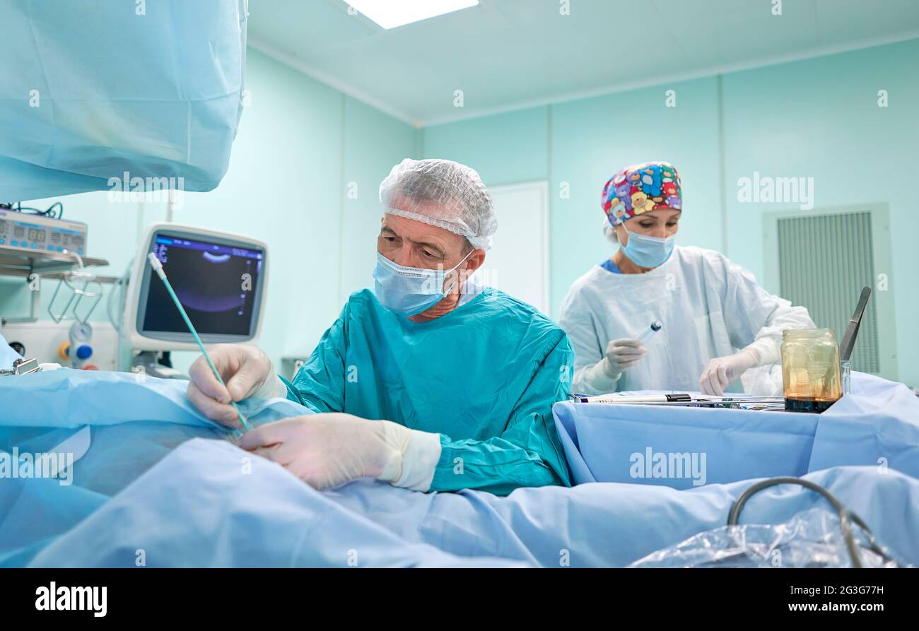 surgeon performs kidney surgery Stock Photo - Alamy