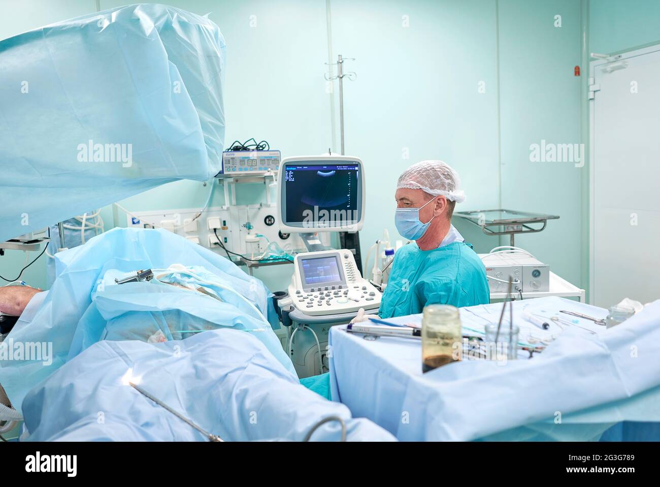 surgeon performs kidney surgery Stock Photo - Alamy