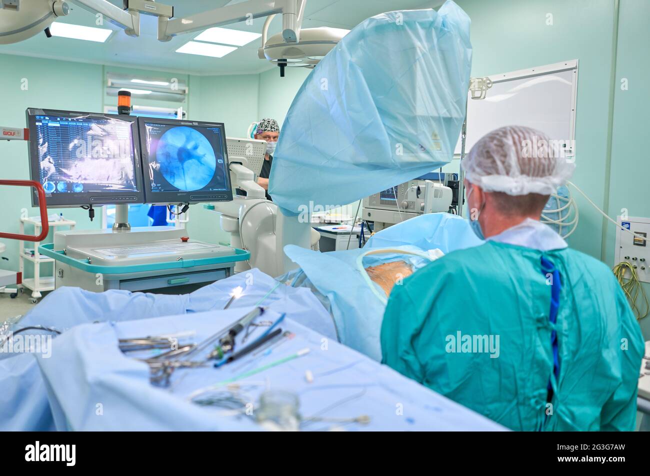 surgeon performs kidney surgery Stock Photo - Alamy