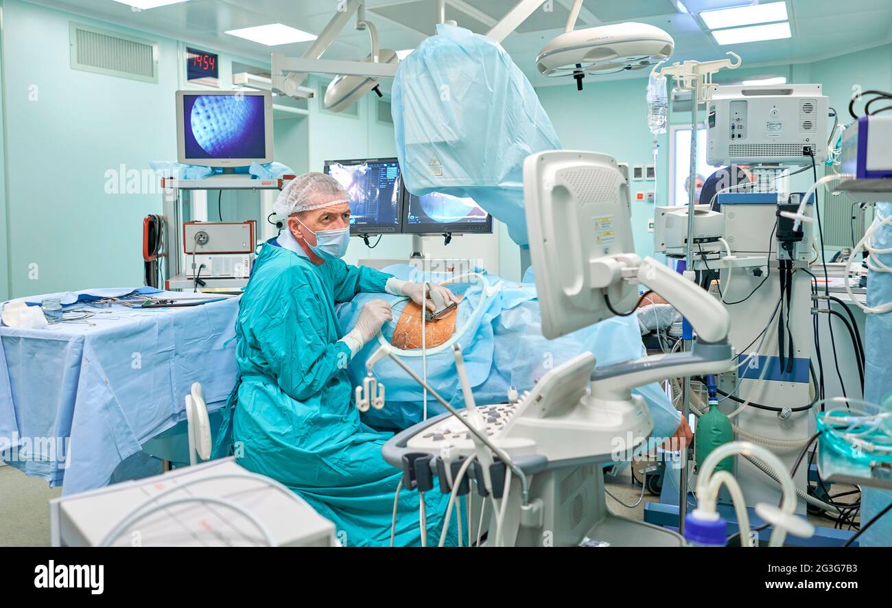 surgeon performs kidney surgery Stock Photo - Alamy