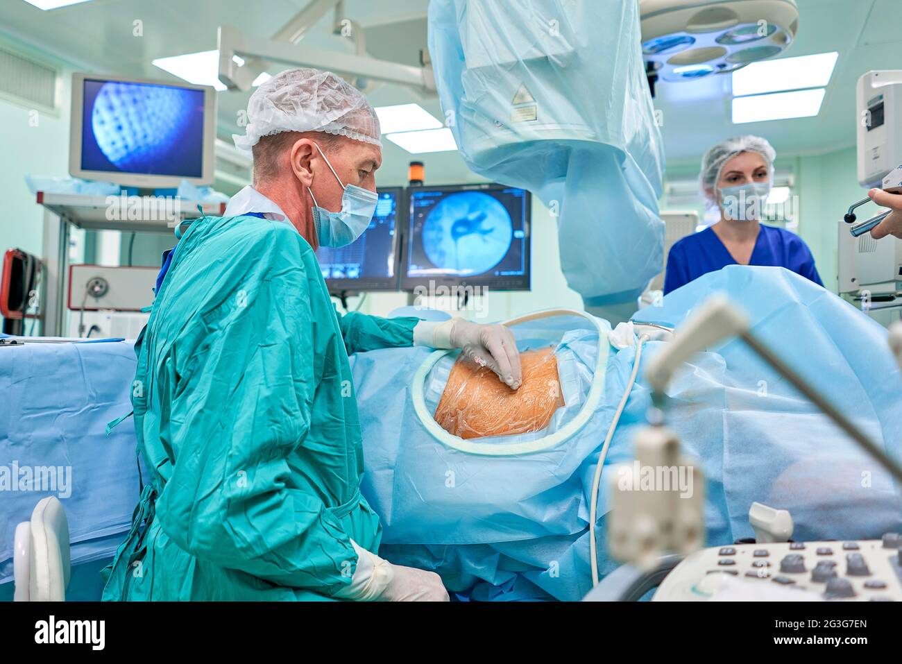 surgeon performs kidney surgery Stock Photo - Alamy