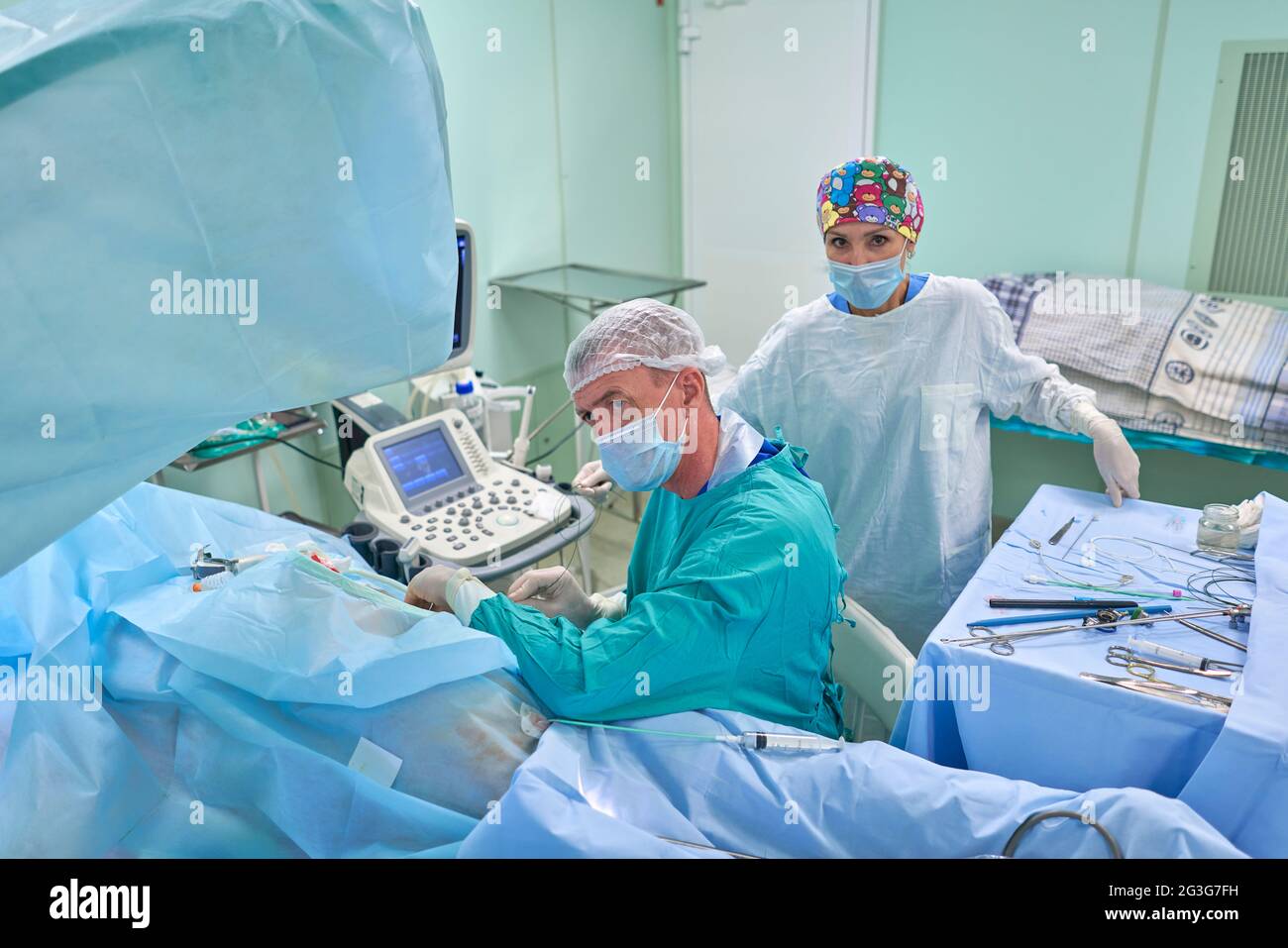 surgeon performs kidney surgery Stock Photo - Alamy surgeon performs kidney surgery Stock Photo - Alamy