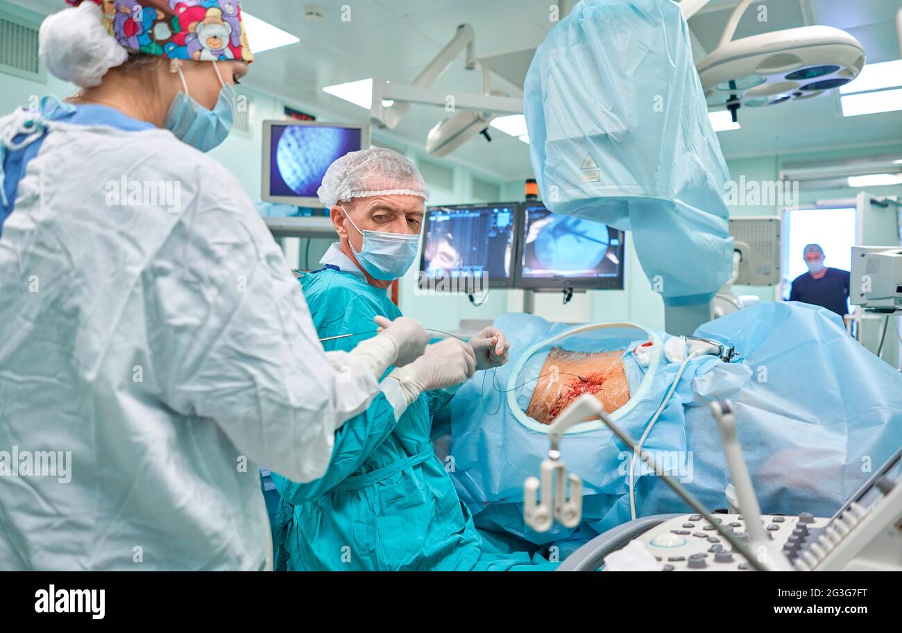 surgeon performs kidney surgery Stock Photo - Alamy