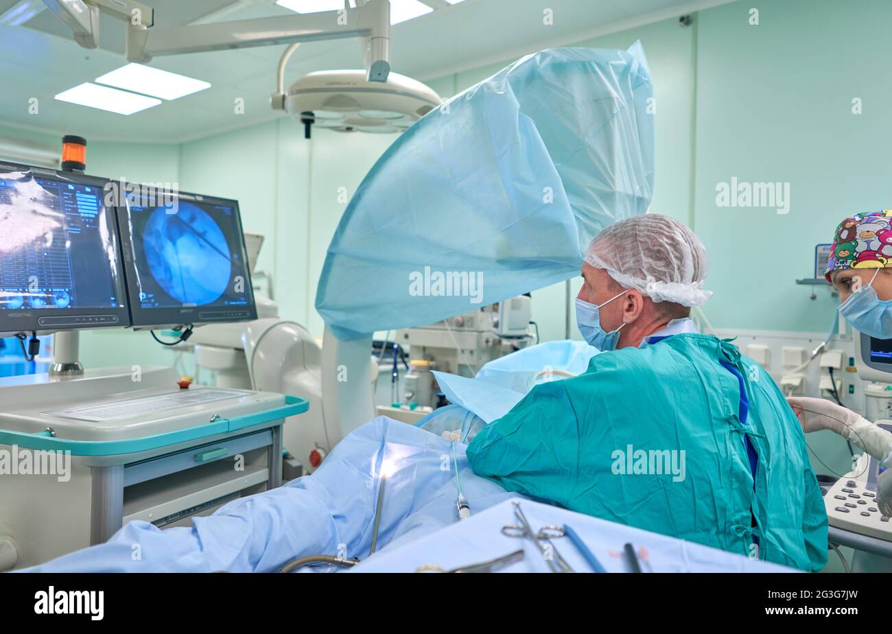 surgeon performs kidney surgery Stock Photo - Alamy