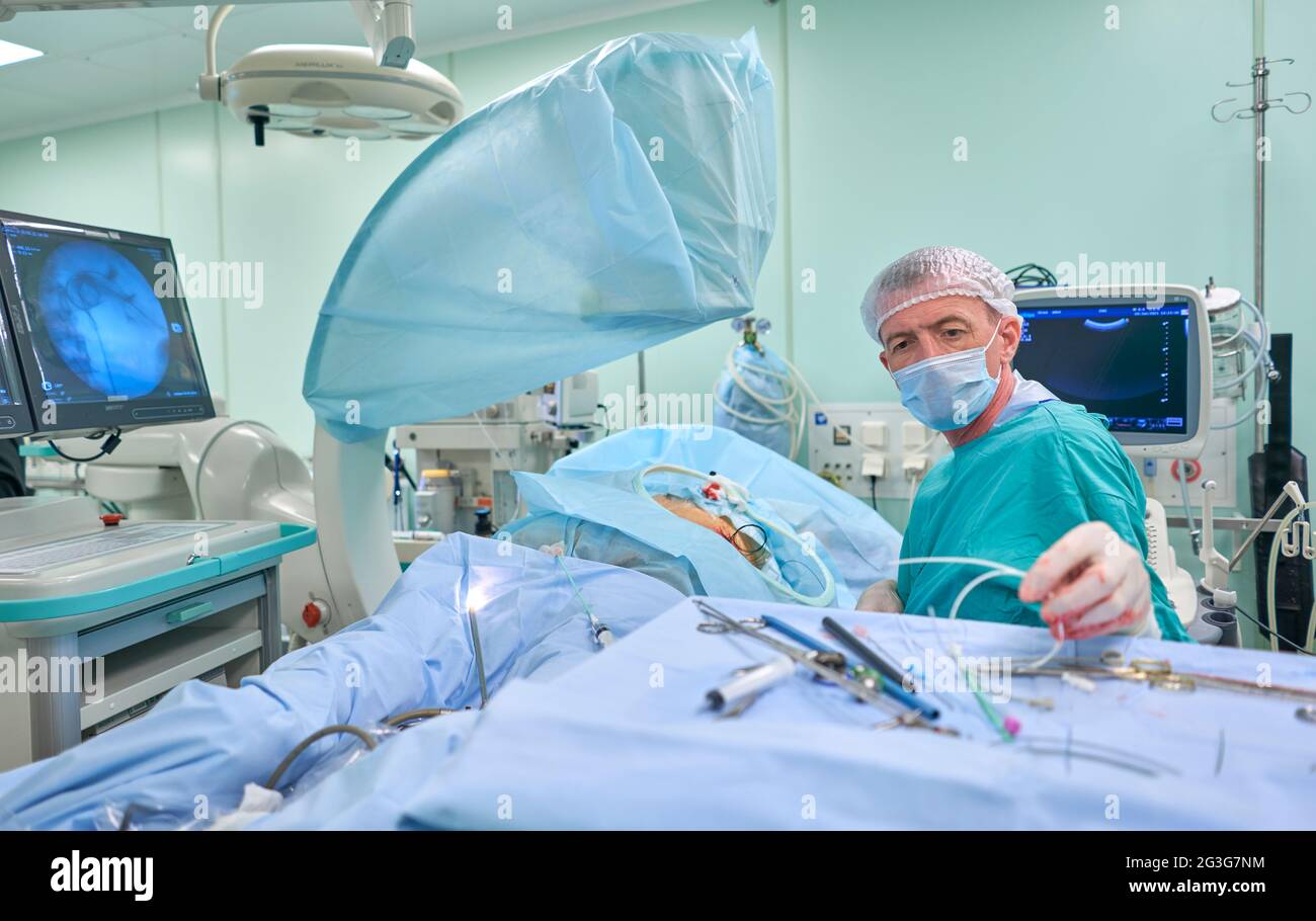 surgeon performs kidney surgery Stock Photo - Alamy