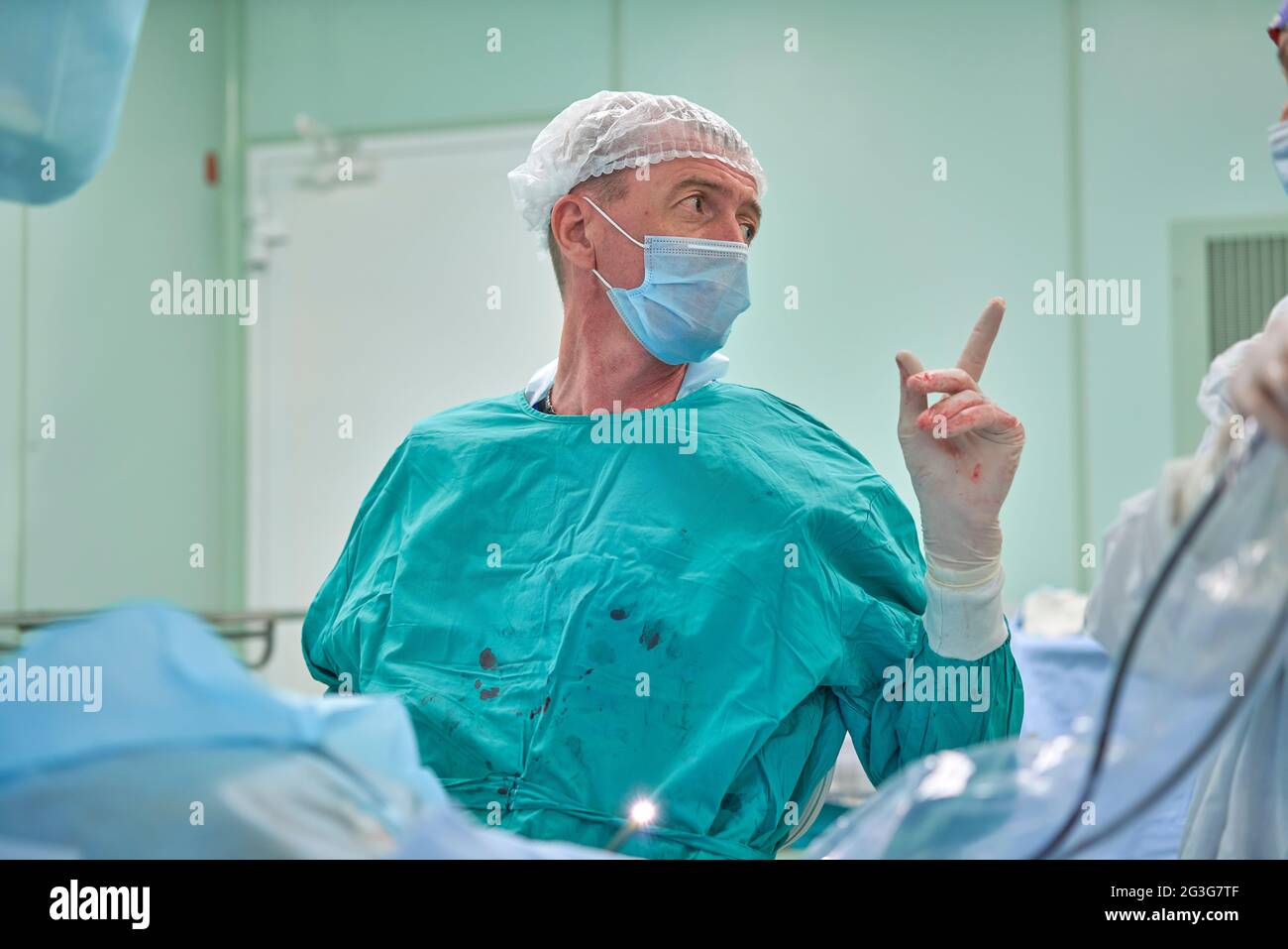 surgeon performs kidney surgery Stock Photo - Alamy