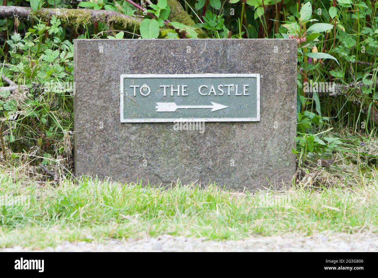 Very old sign - To The Castle Stock Photo - Alamy