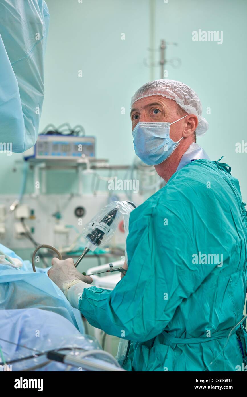 surgeon performs kidney surgery Stock Photo - Alamy