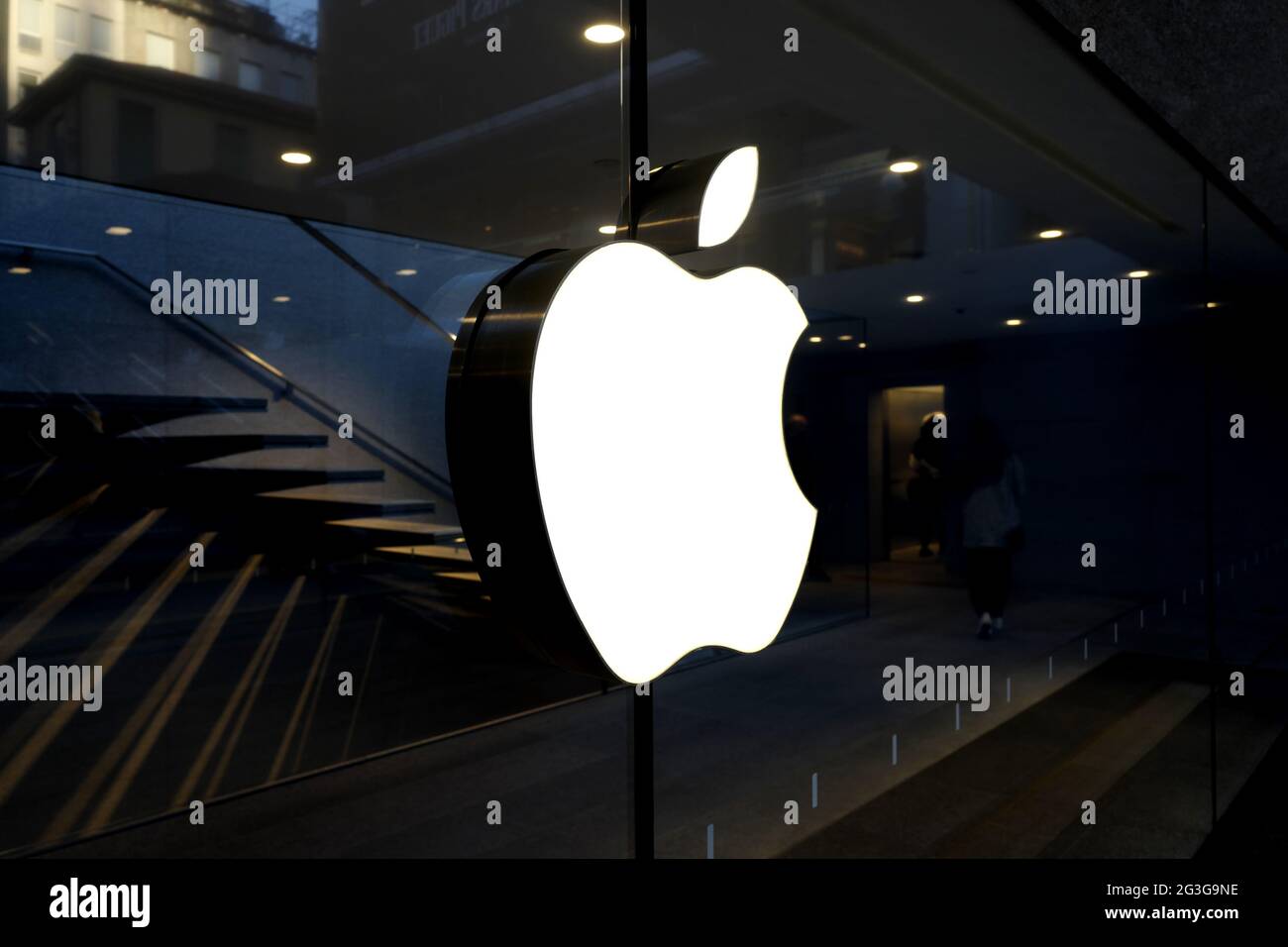 Apple store entrance gate, with the fountain cube glass, in Liberty ...