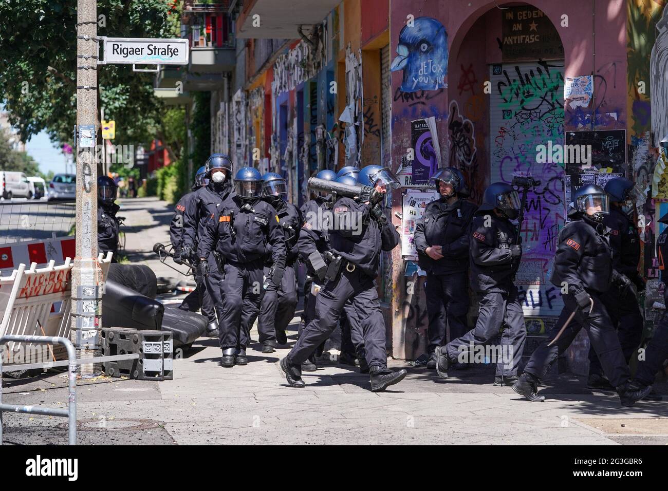 Police battering ram hi-res stock photography and images - Alamy