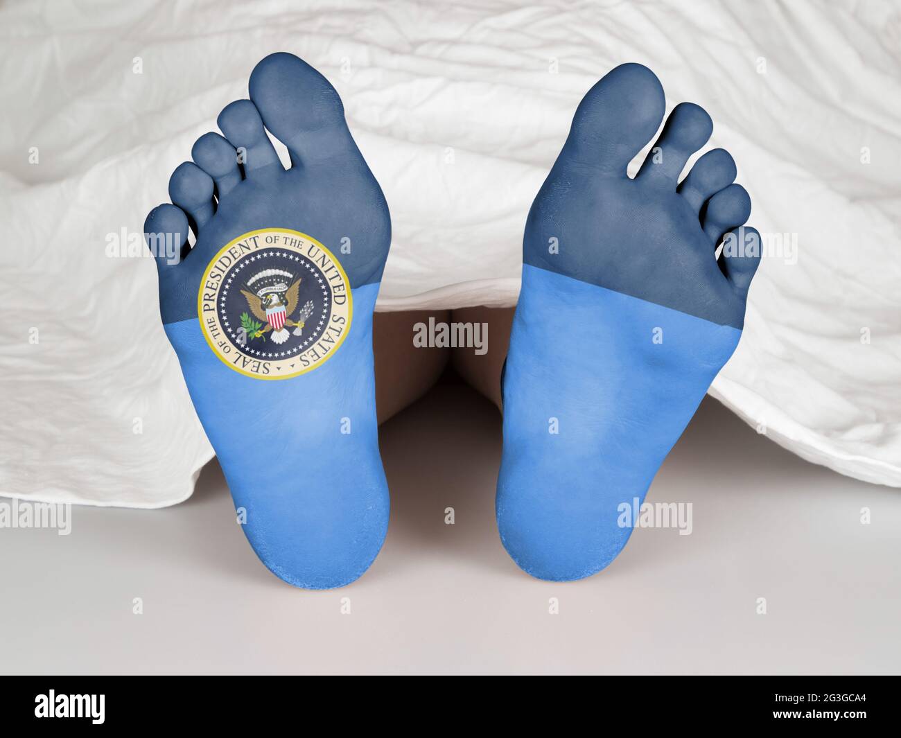 Corpse under sheet hi-res stock photography and images - Alamy