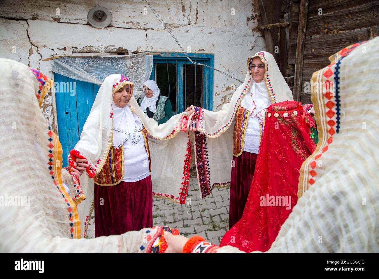 Turkish traditional wedding dress hi-res stock photography and images ...