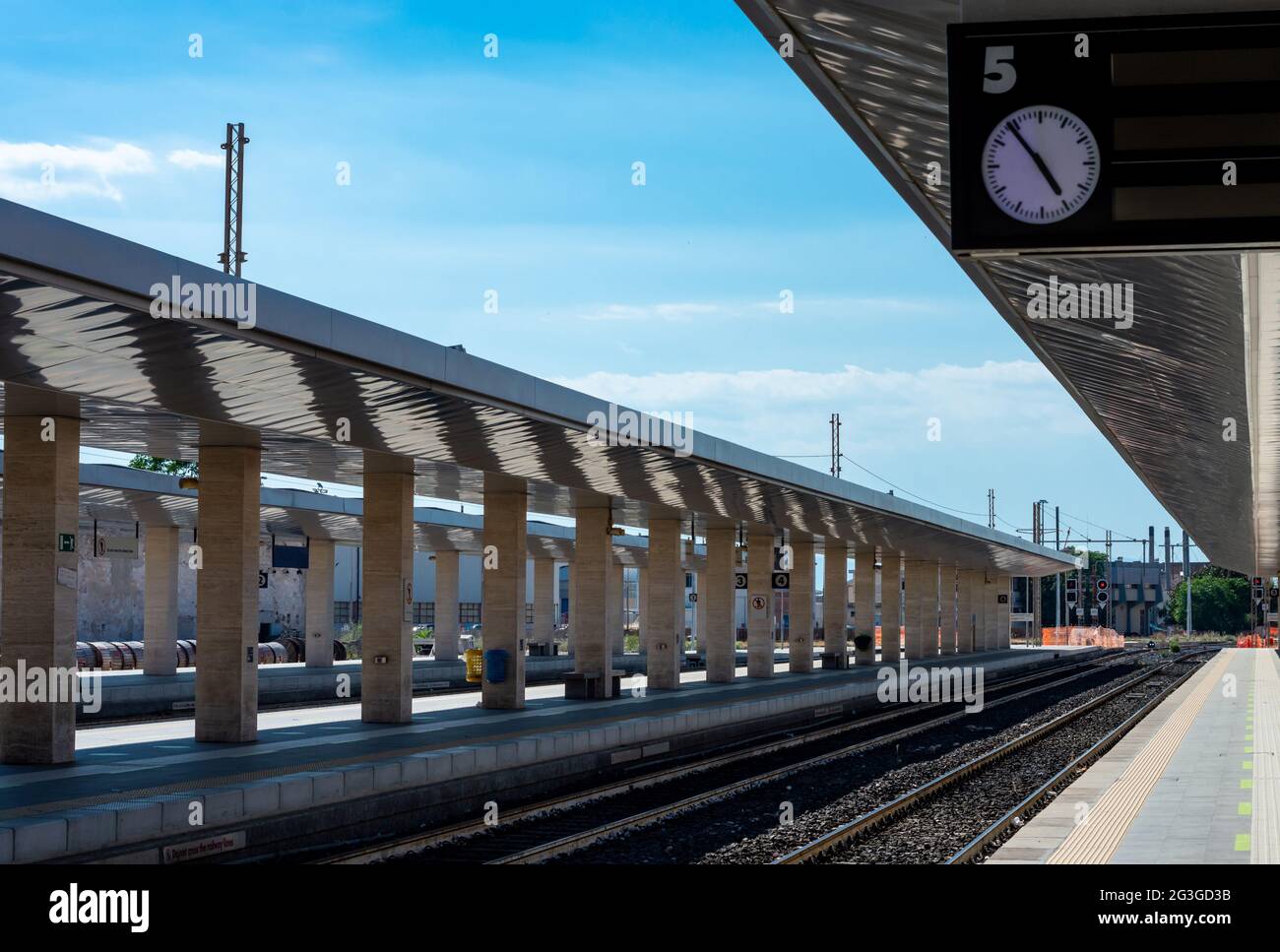 Empty railroad hi-res stock photography and images - Alamy