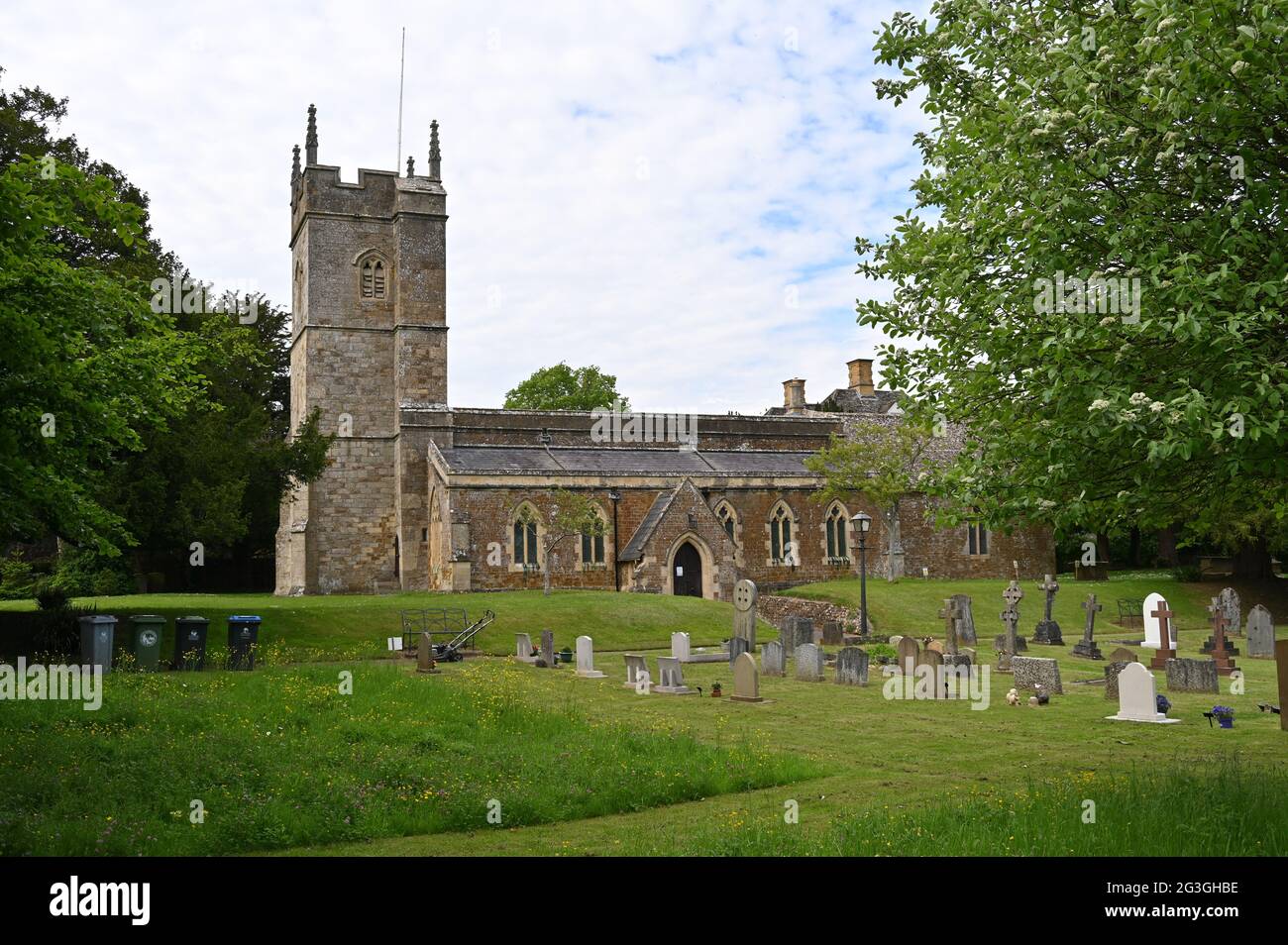 St Andrew's Church in the north Oxfordshire village of Kingham Stock ...