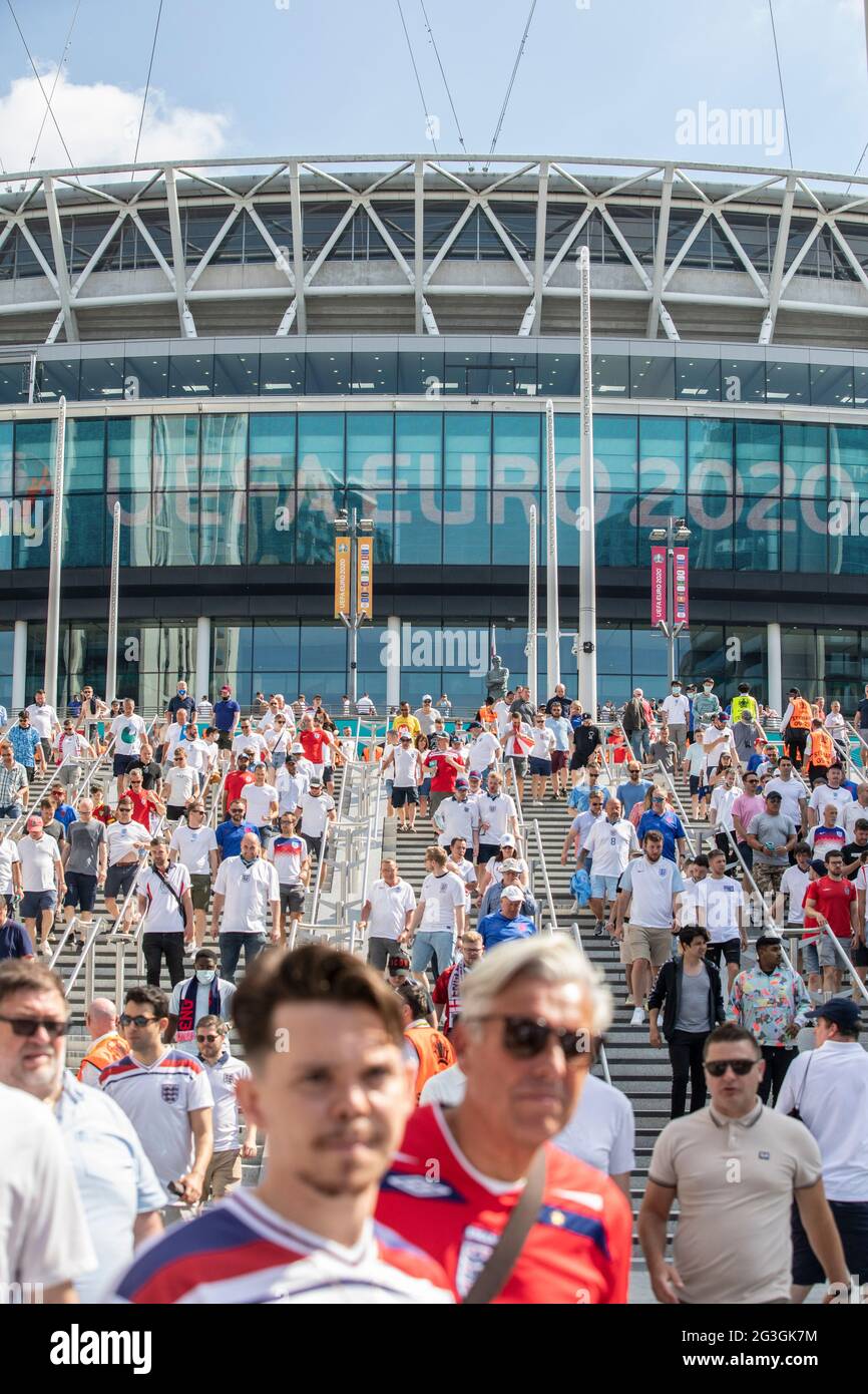Outside wembley stadium hi-res stock photography and images - Alamy