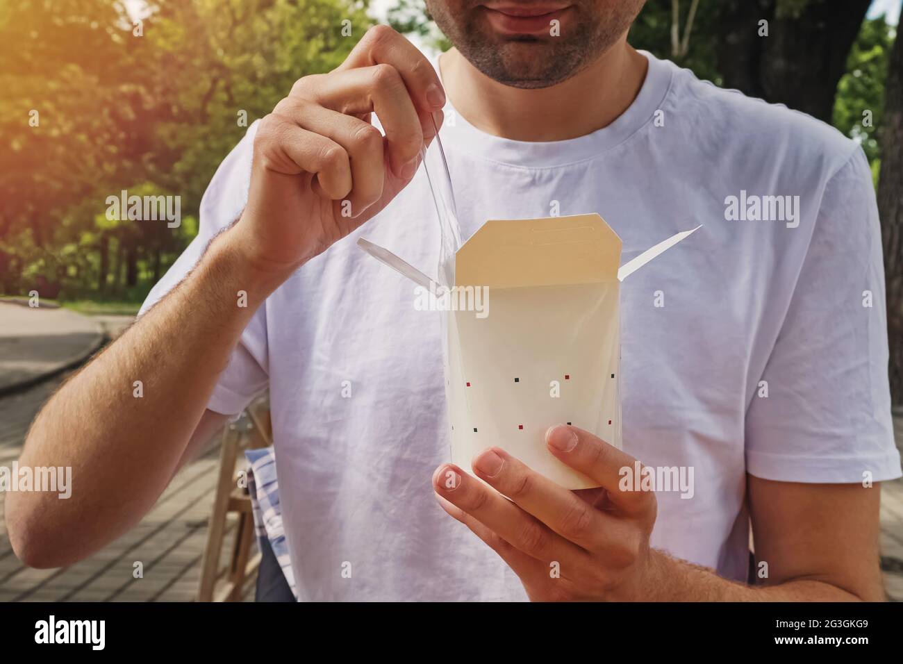 Man eating spaghetti hi-res stock photography and images - Alamy