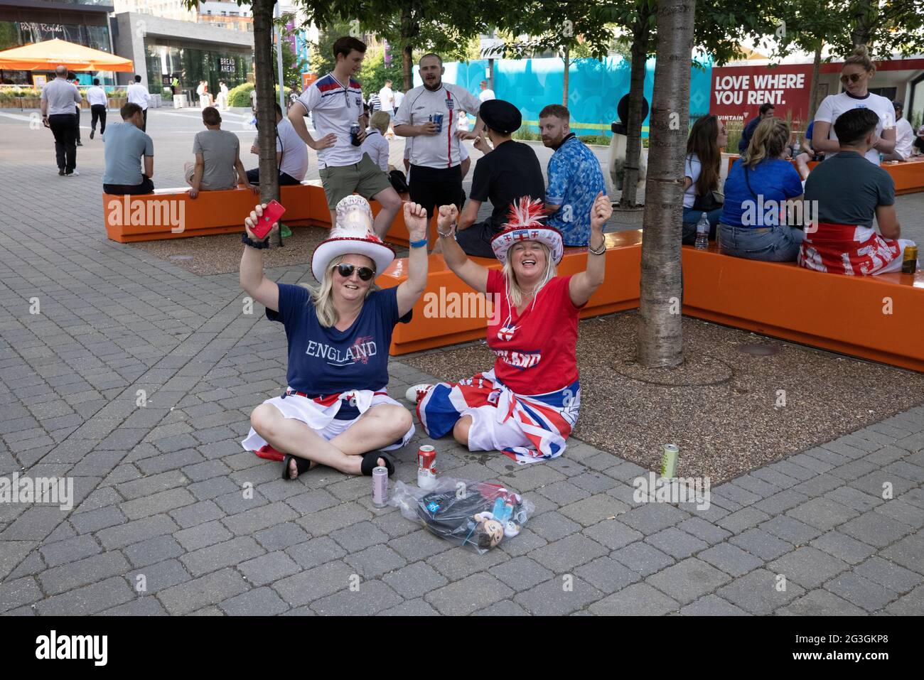 Outside wembley stadium hi-res stock photography and images - Alamy