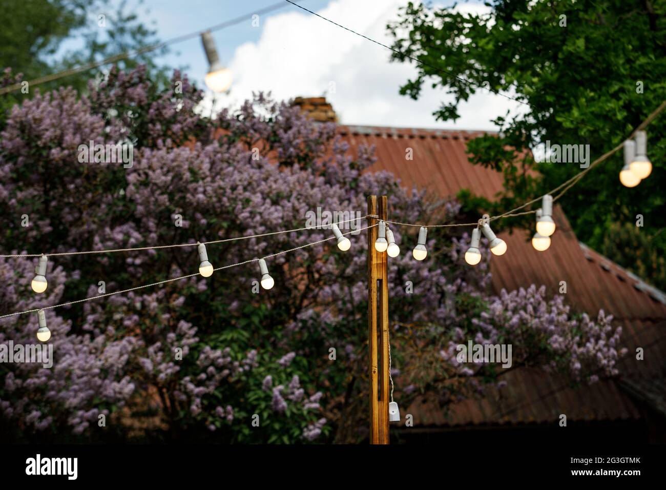 Chain of light bulbs hi-res stock photography and images - Alamy