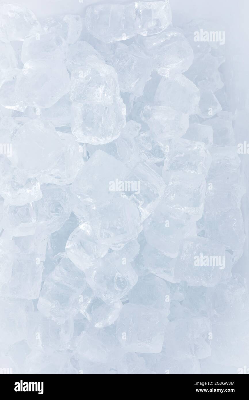 Ice background. Top view of small ice cubes Stock Photo - Alamy