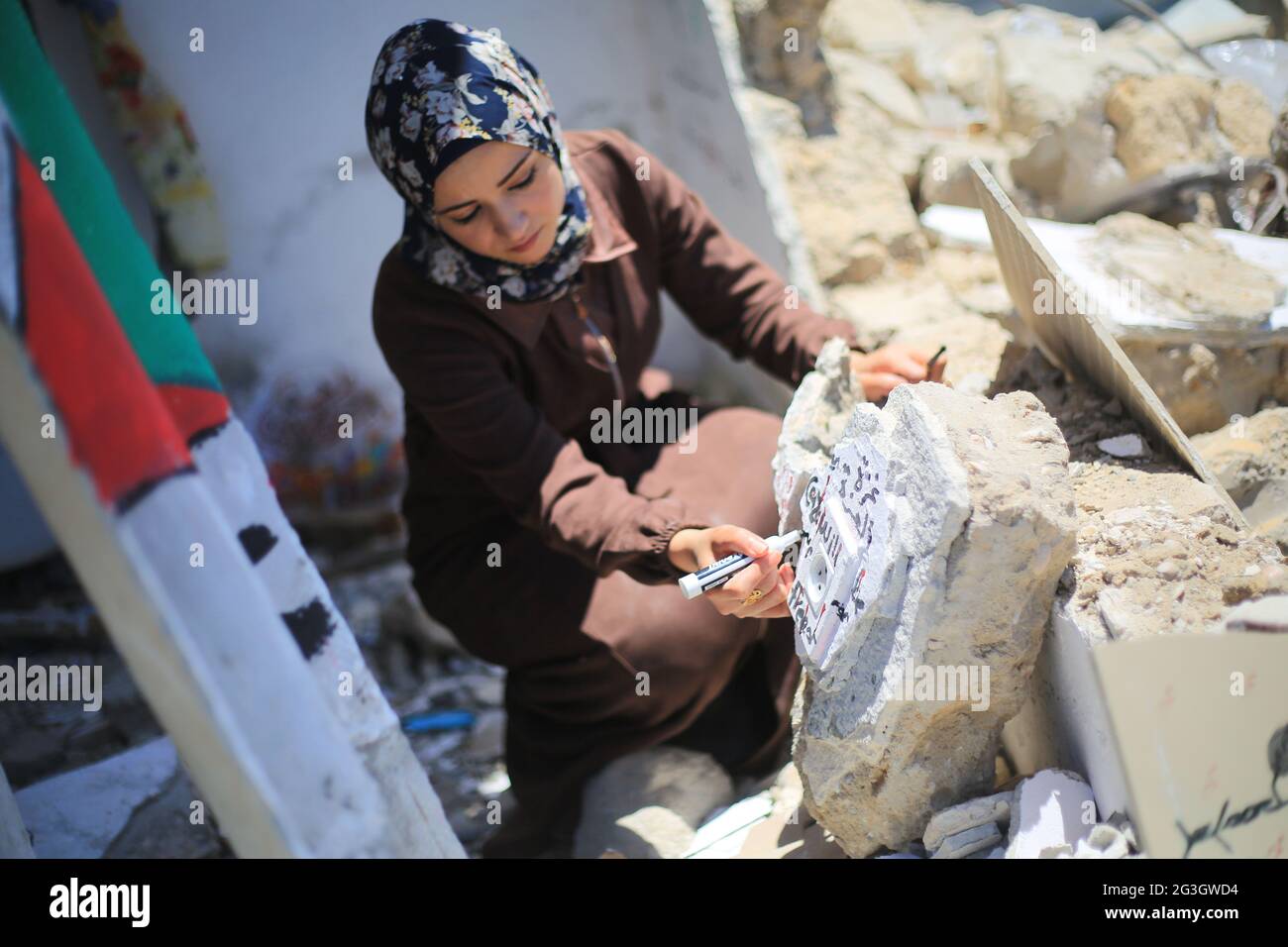 Gaza, The Gaza Strip, Palestine. 16th June, 2021. A Palestinian artist ...