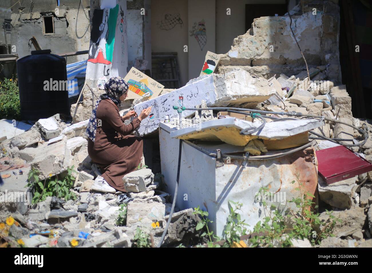 Gaza, The Gaza Strip, Palestine. 16th June, 2021. A Palestinian artist ...