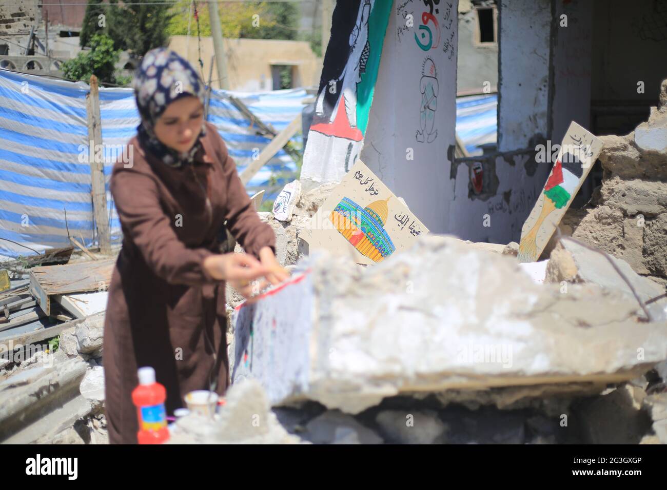 Gaza, The Gaza Strip, Palestine. 16th June, 2021. A Palestinian artist ...