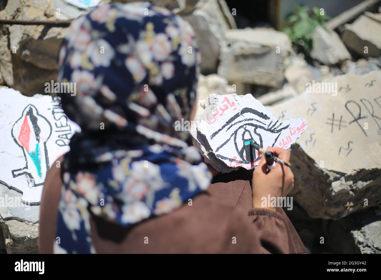 Gaza, The Gaza Strip, Palestine. 16th June, 2021. A Palestinian artist ...