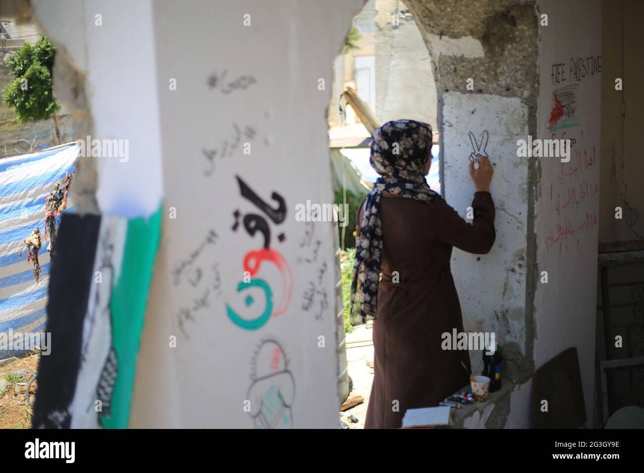 Gaza, The Gaza Strip, Palestine. 16th June, 2021. A Palestinian artist ...