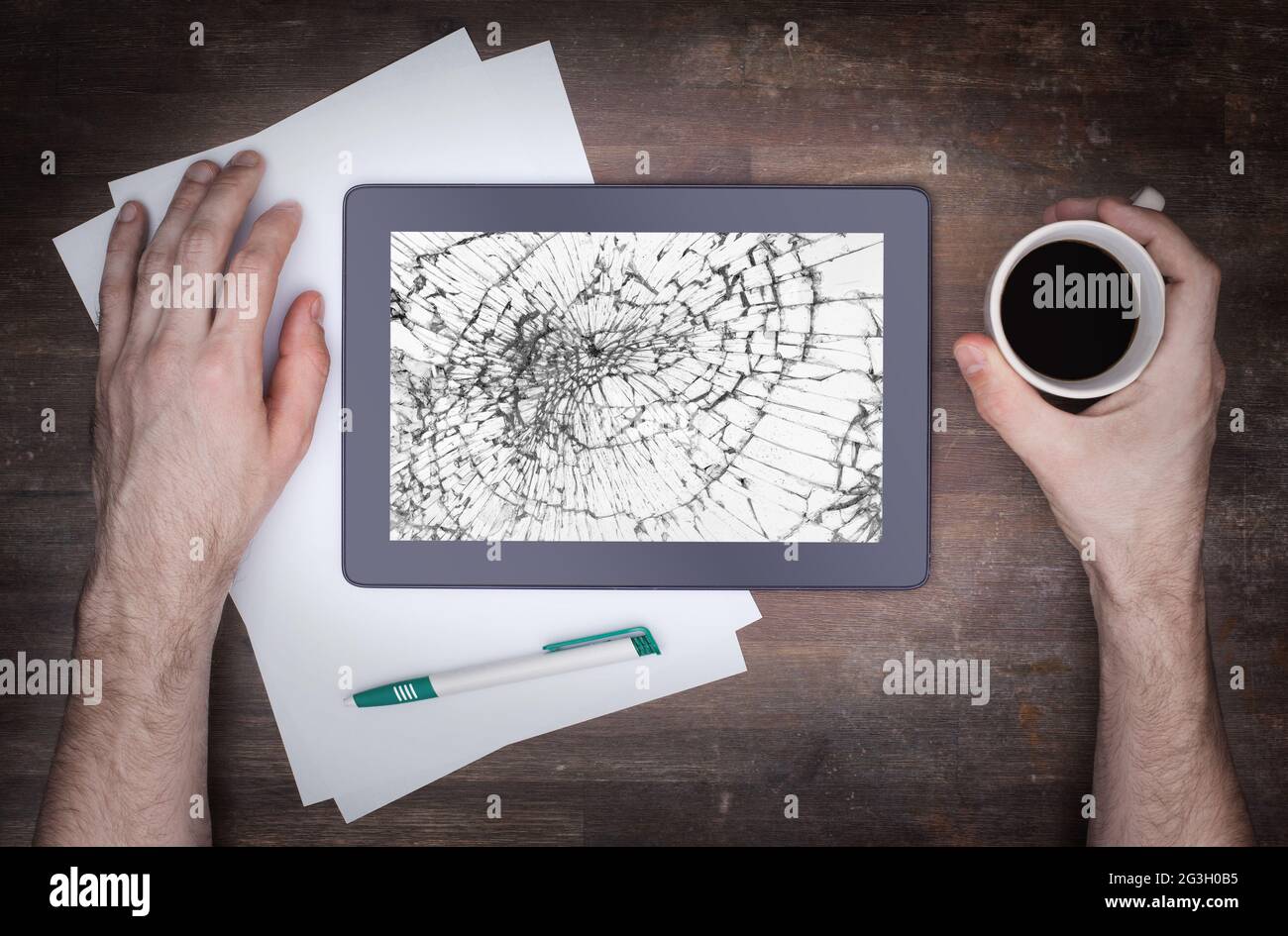 Tablet computer with broken glass Stock Photo - Alamy