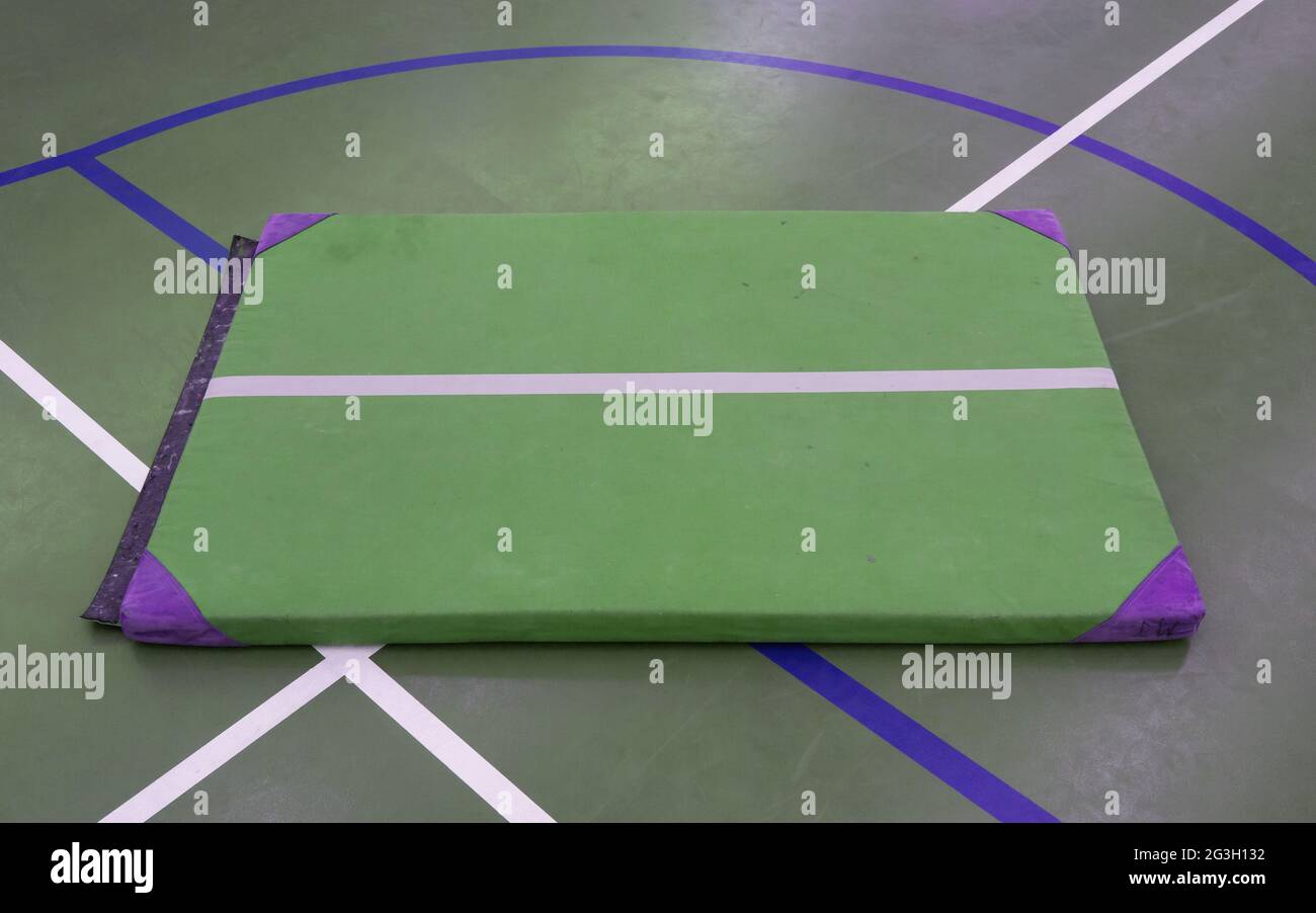 Gymnast landing hi-res stock photography and images - Alamy