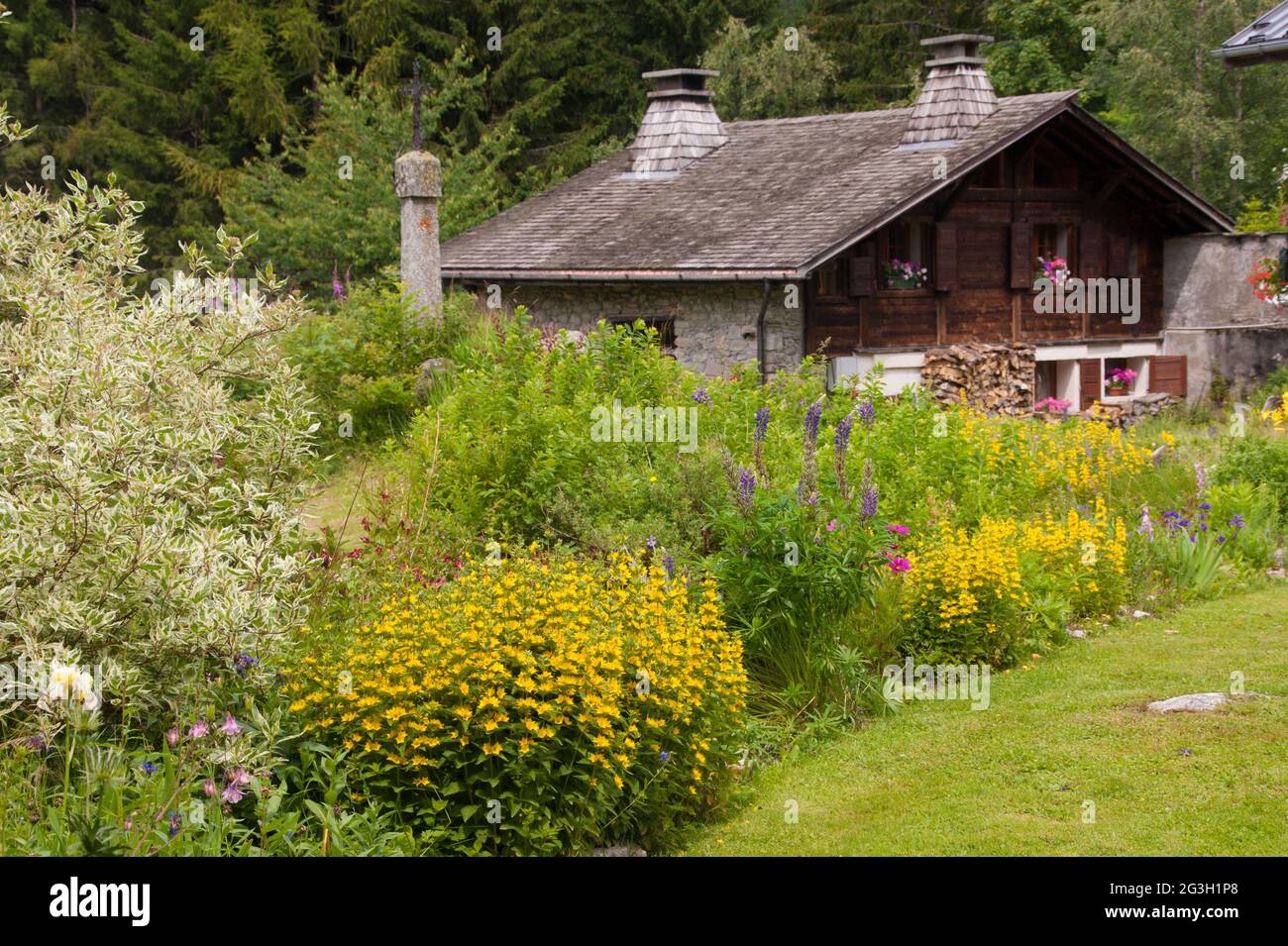 Alpine chalet hi-res stock photography and images - Alamy