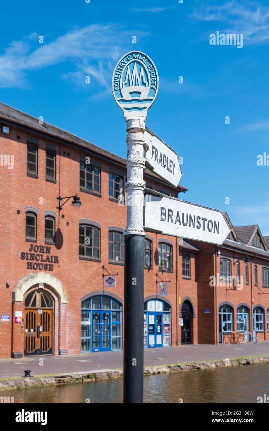 Signpost in city centre hi-res stock photography and images - Alamy