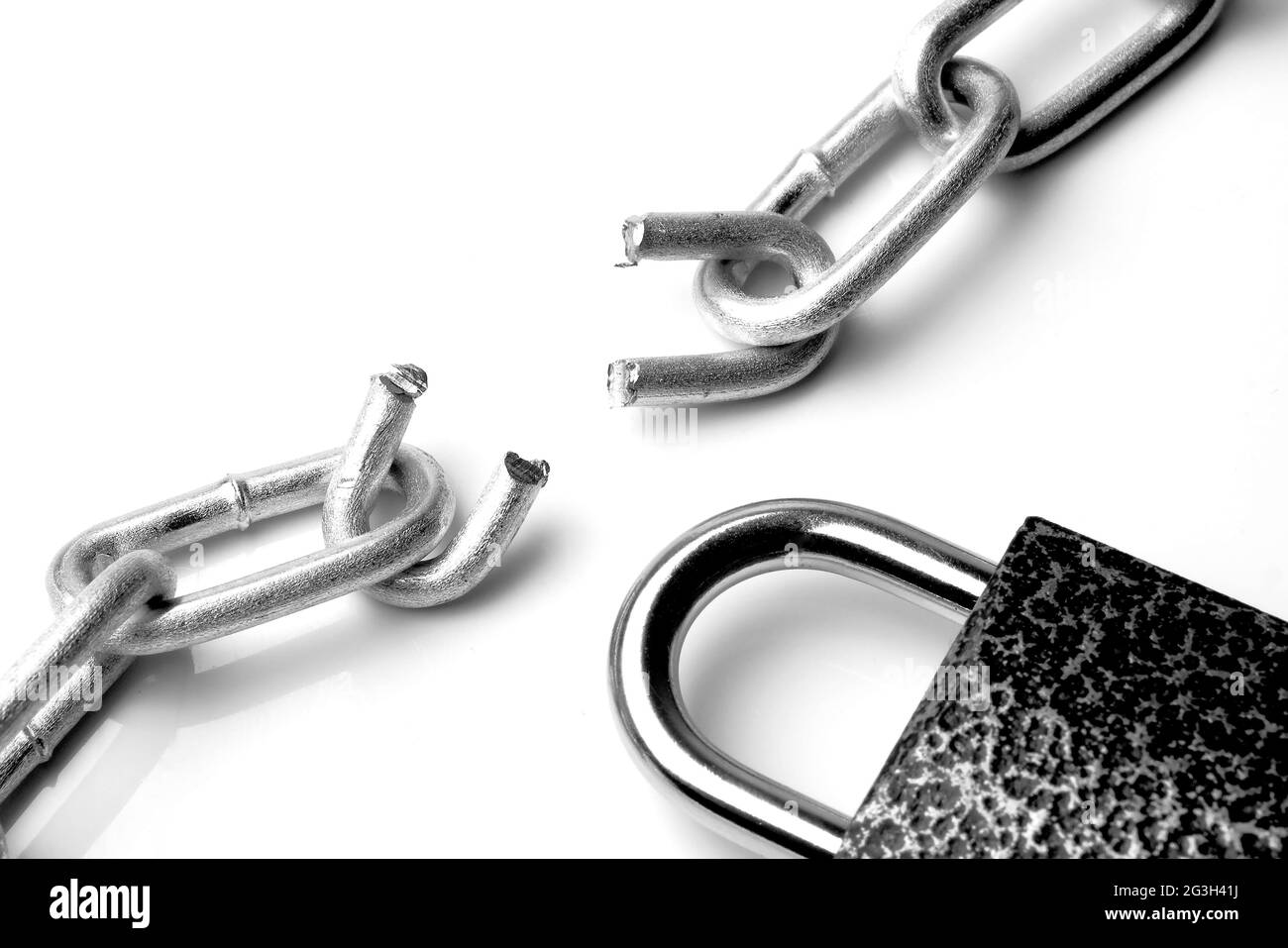 Broken chain hi-res stock photography and images - Alamy