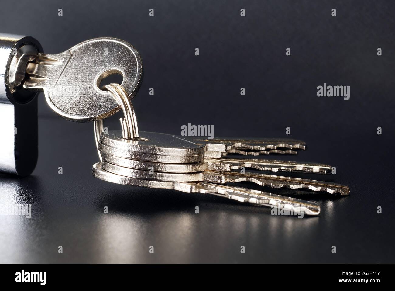 Pin tumbler of cylinder lock internal mechanism and set of keys with ...