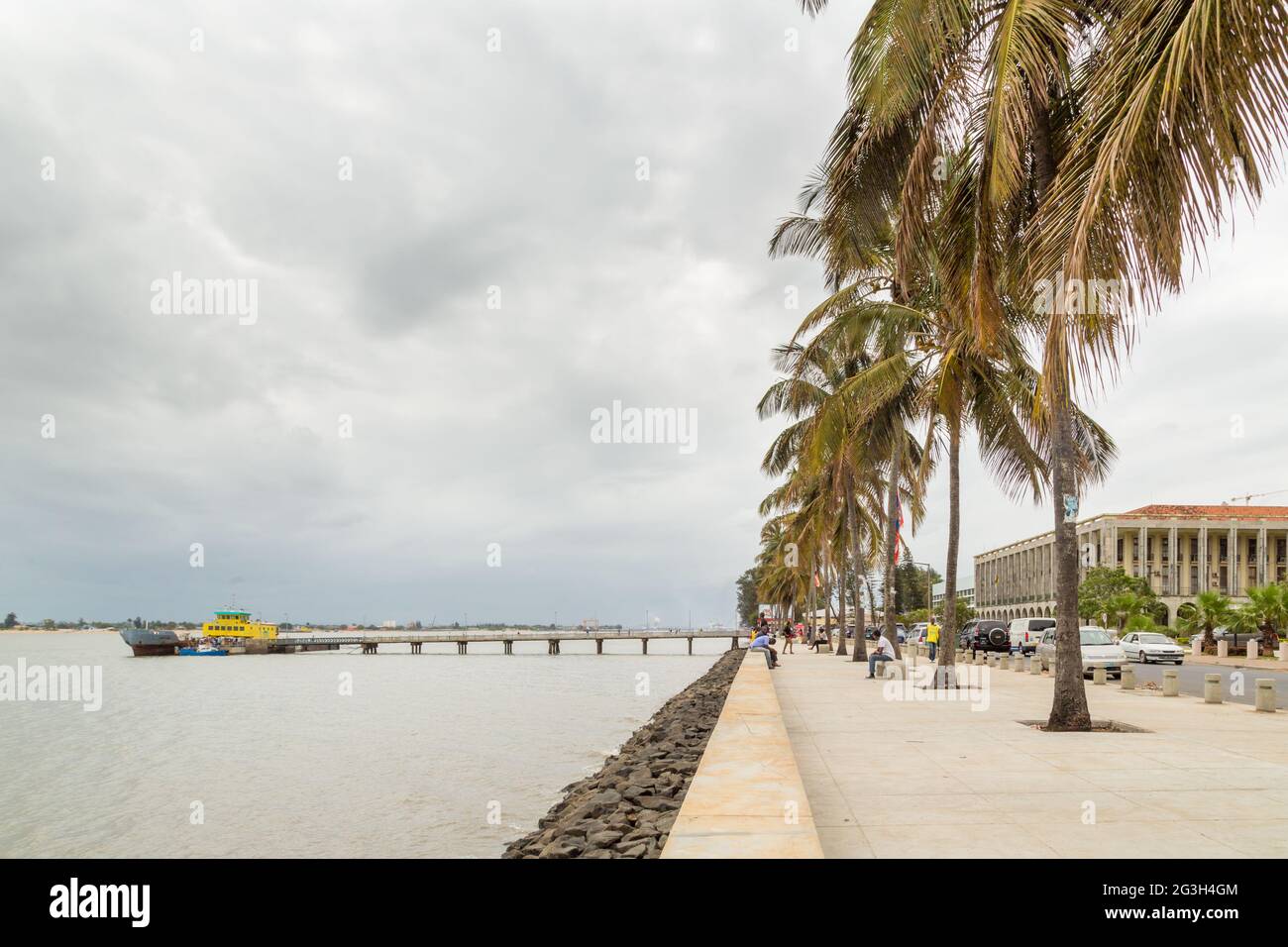 Shores of Maputo Bay along Avenida 10 de Novembro Stock Photo - Alamy