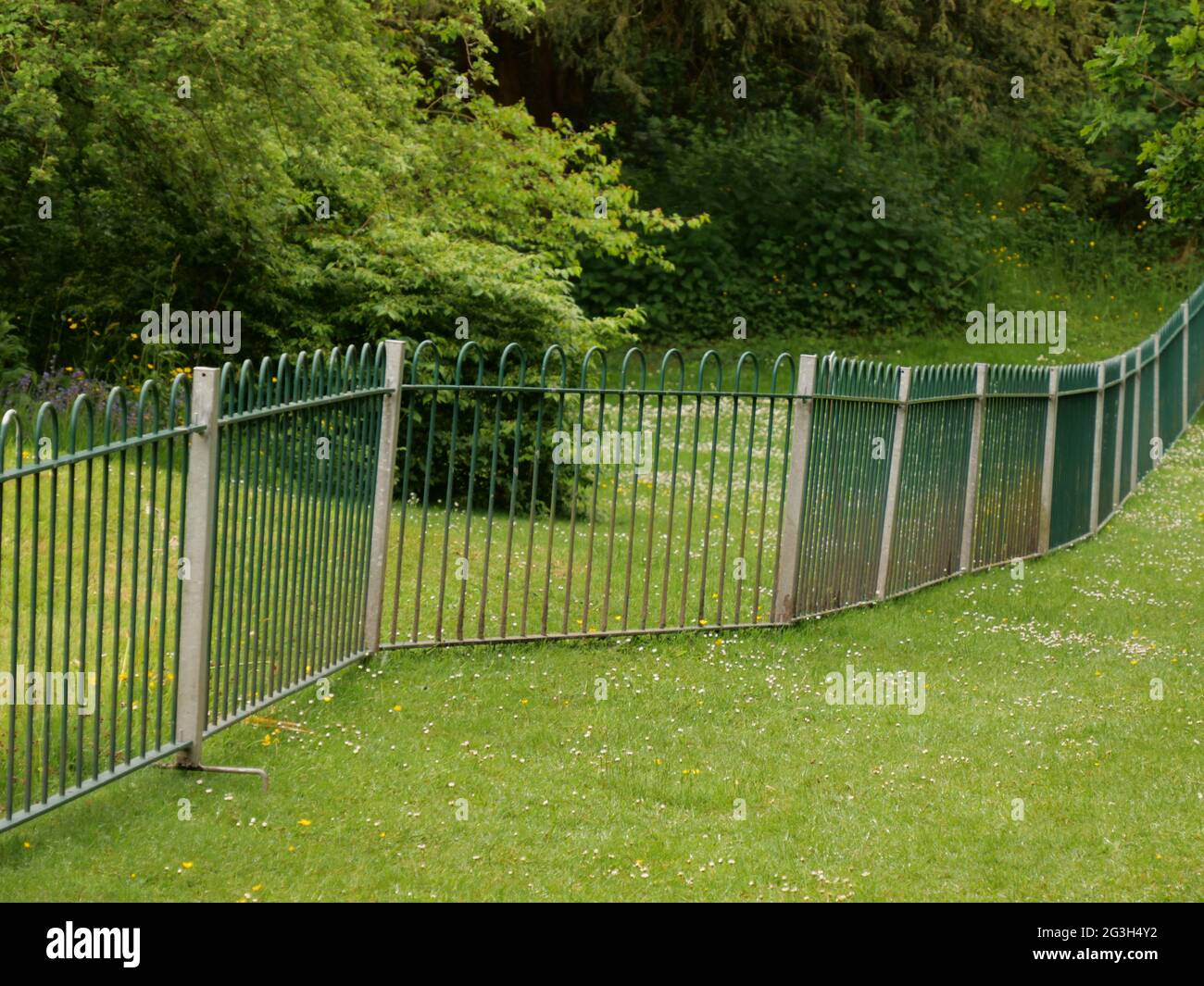 Fence around field hi-res stock photography and images - Alamy