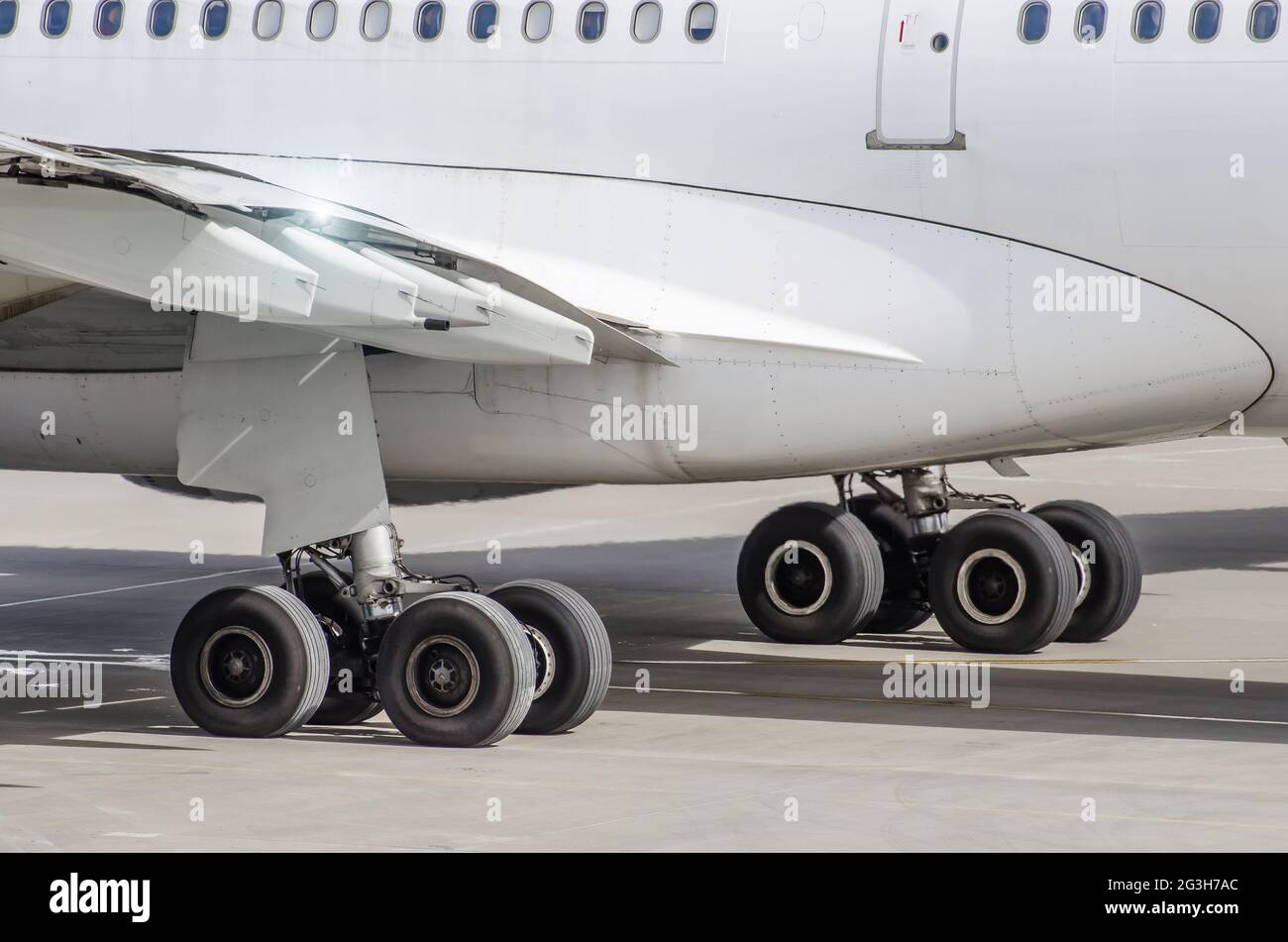Front wheel of commercial airliner hi-res stock photography and images ...