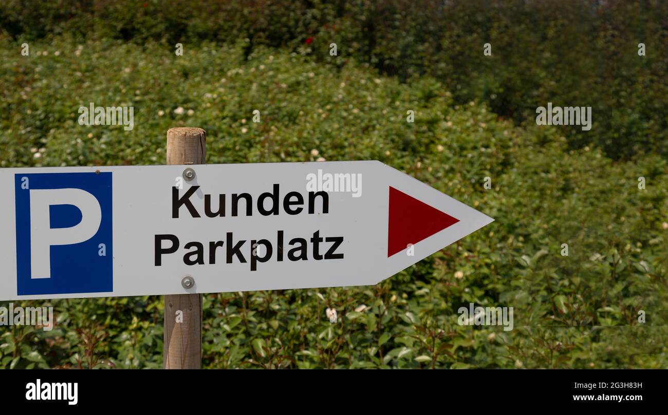 A German directional sign to a customer parking area Stock Photo - Alamy