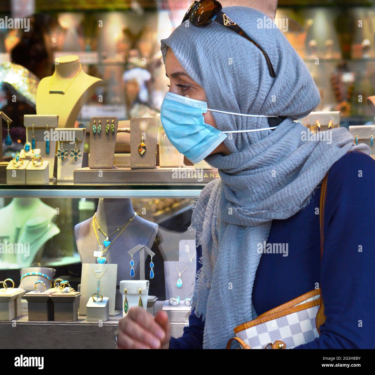 Middle East Head Scarf High Resolution Stock Photography and Images - Alamy