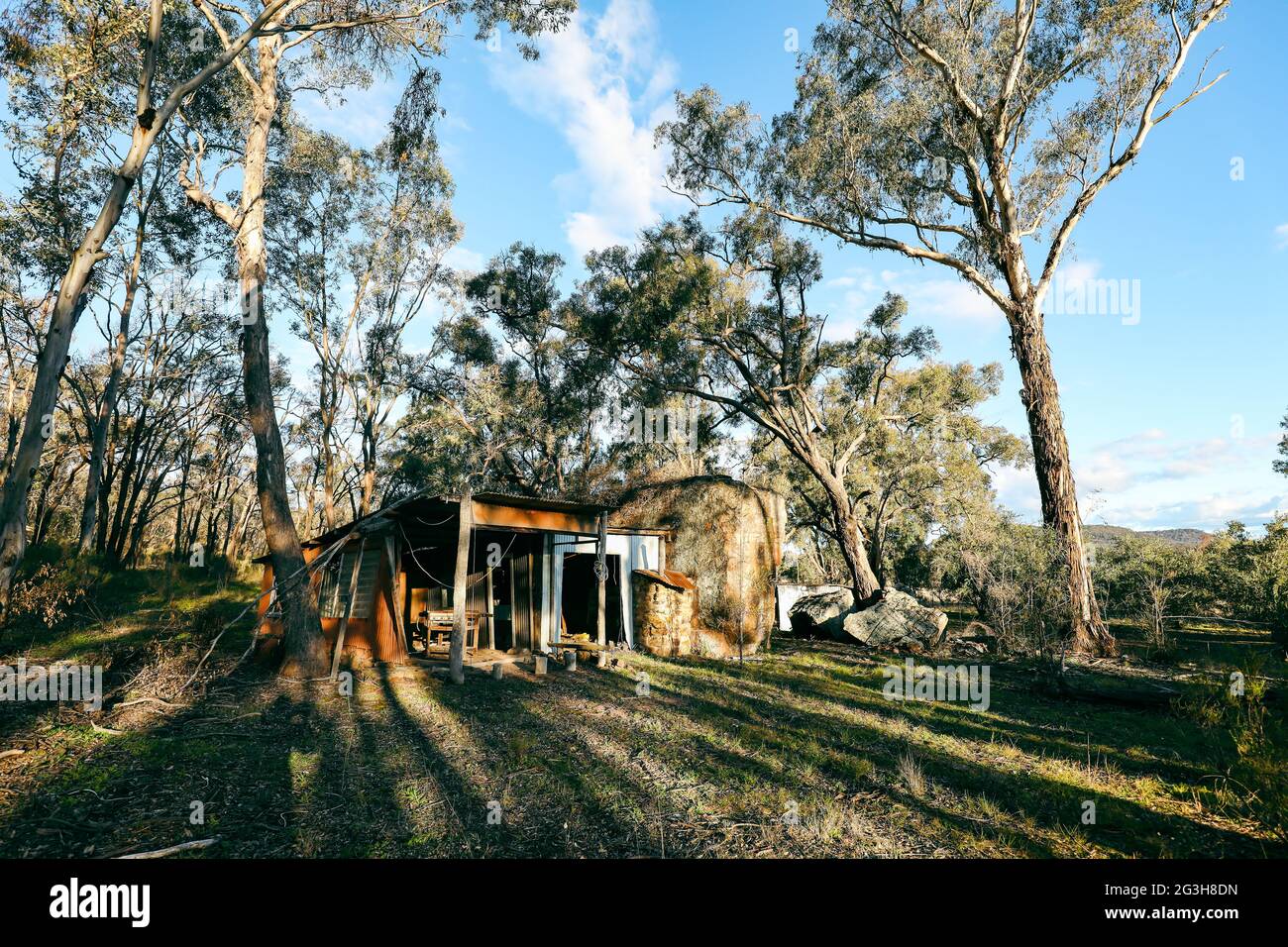 Abandoned orange shack nestled in the Australian bush Stock Photo - Alamy