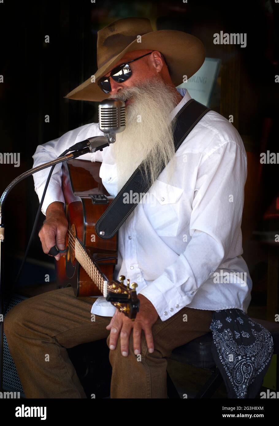 Country and western man guitar hi-res stock photography and images - Alamy