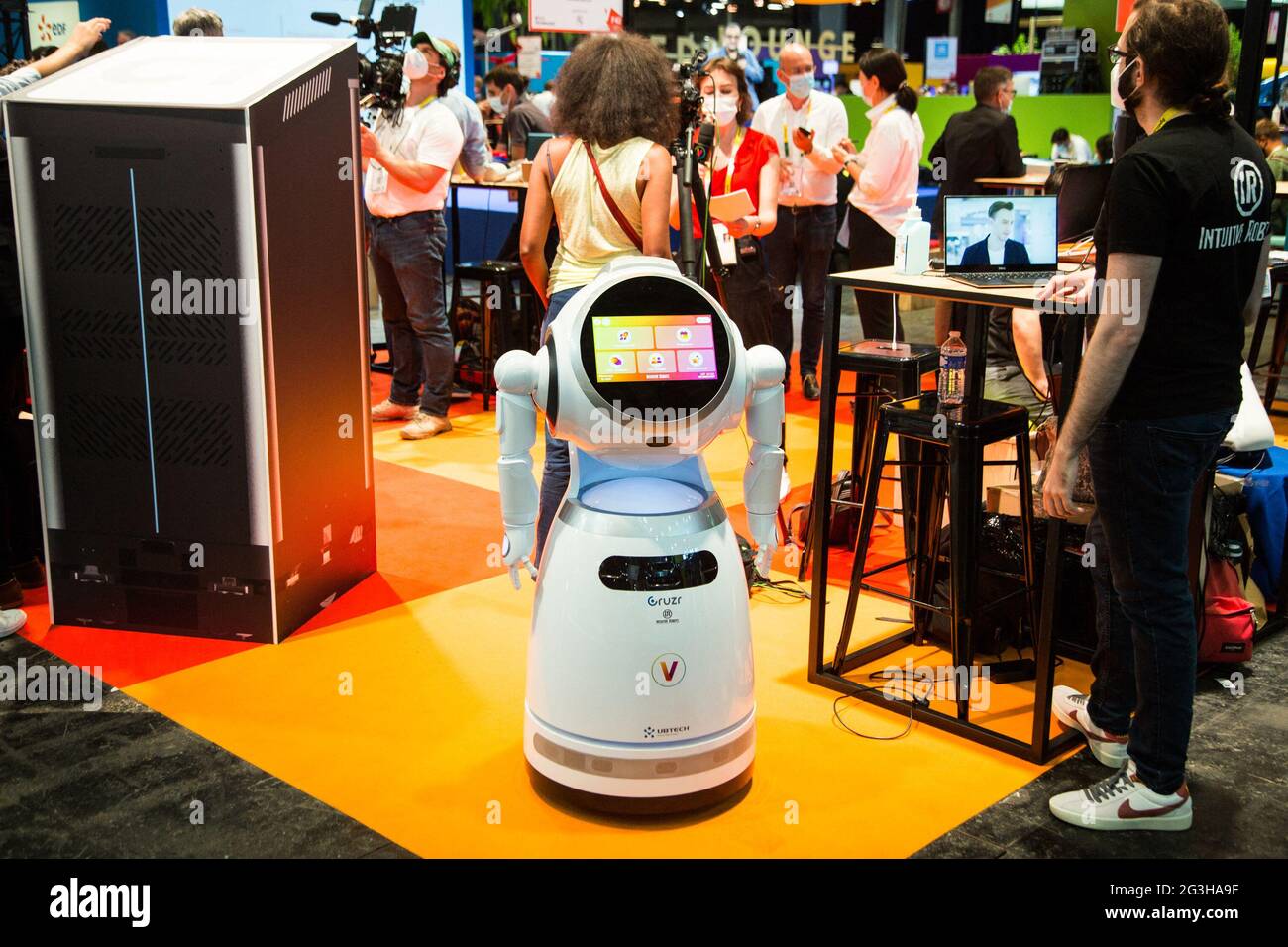 Cruzr the new generation of intelligent and autonomous service robots ...