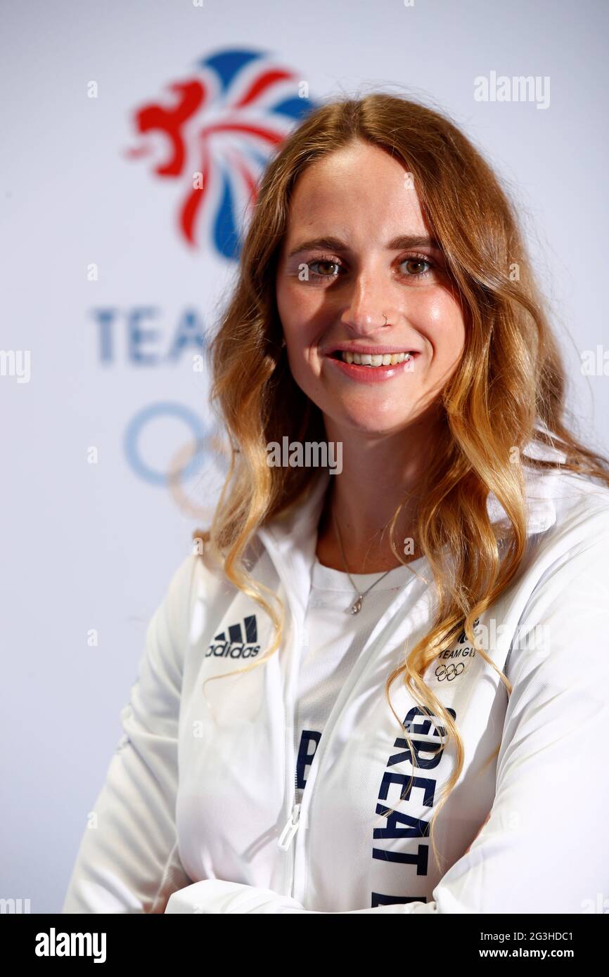 Sarah vasey poses hi-res stock photography and images - Alamy