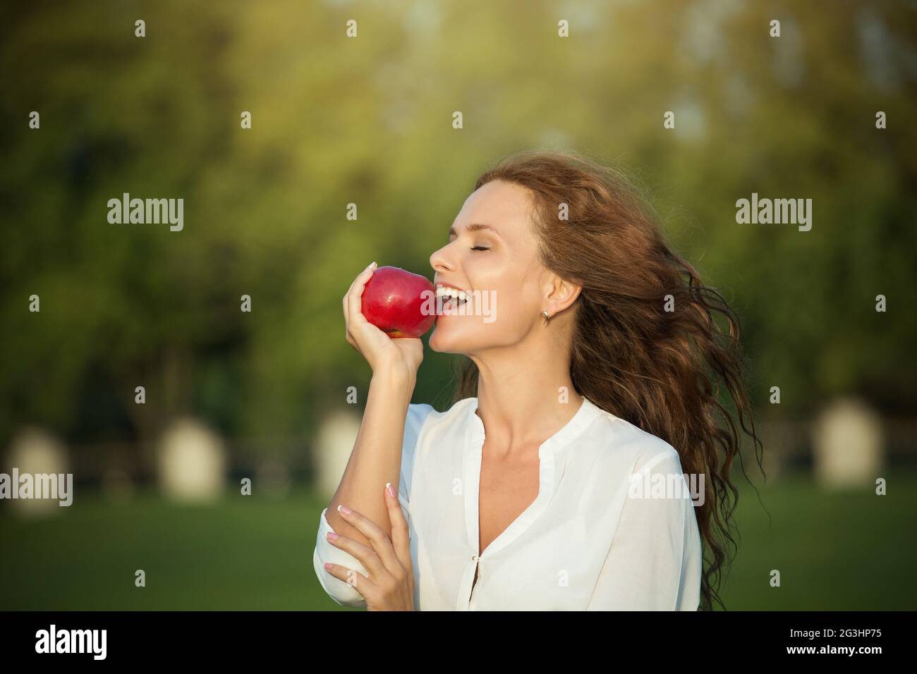 Woman with apple Stock Photo - Alamy