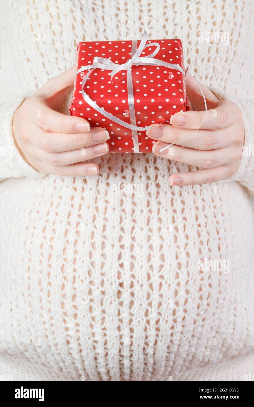 Pregnant woman holding gift box Stock Photo - Alamy