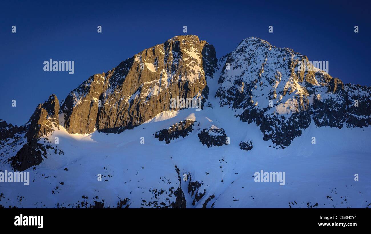 Sunset at Pics de Comalespada summits (Boí Valley, Catalonia, Spain ...