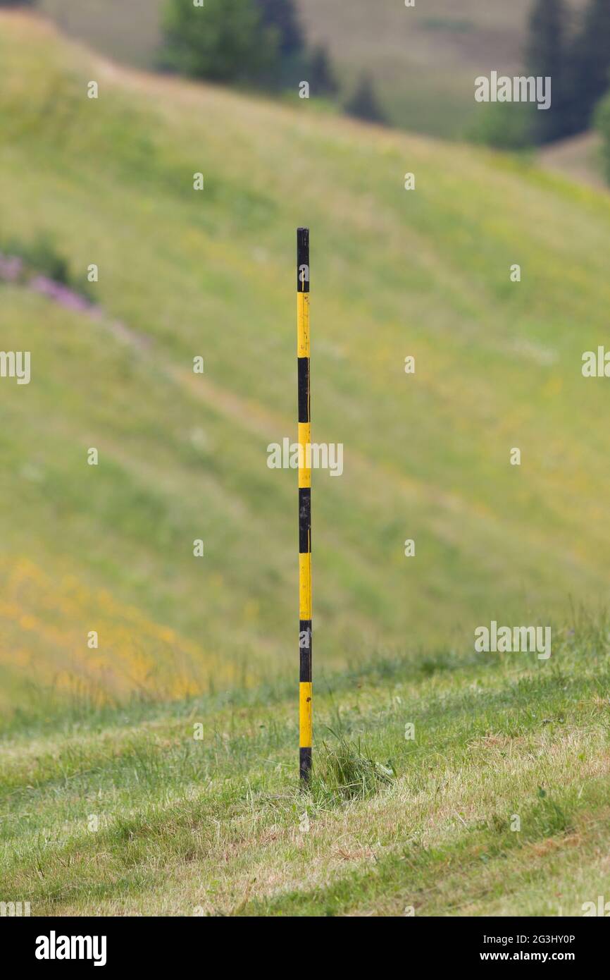 Walking path marked with large poles Stock Photo - Alamy